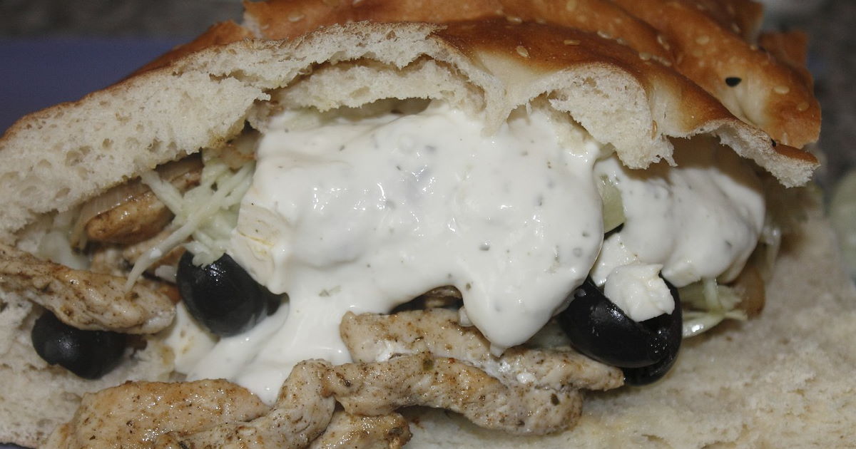 Comment faire la sauce blanche → préparer la sauce blanche (kebabs)